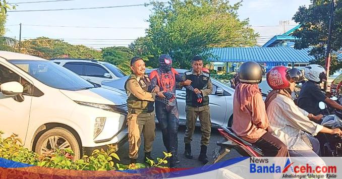 Satpol PP WH Banda Aceh Tangkap Spiderman - News Banda Aceh